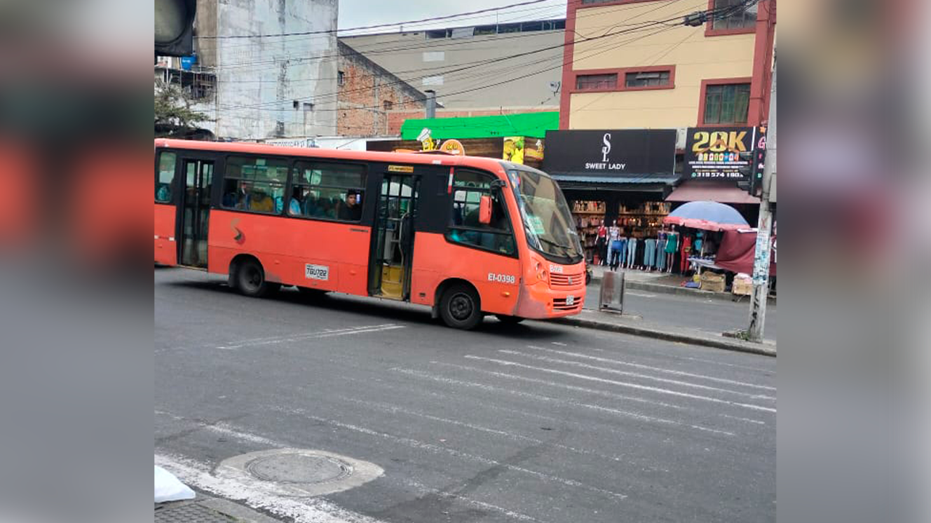 Denuncian que un conductor de buseta puso a esperar a los pasajeros ...