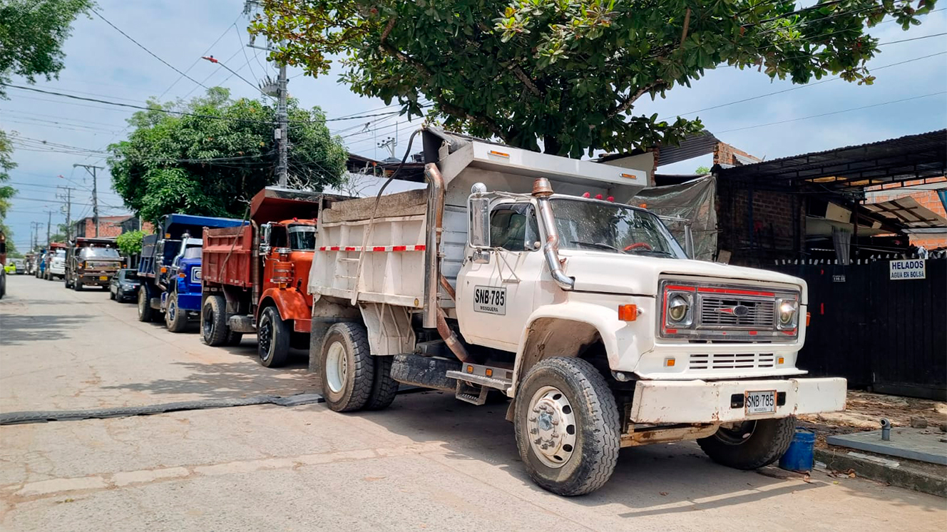 Volqueteros protestan en varias vías de Ibagué