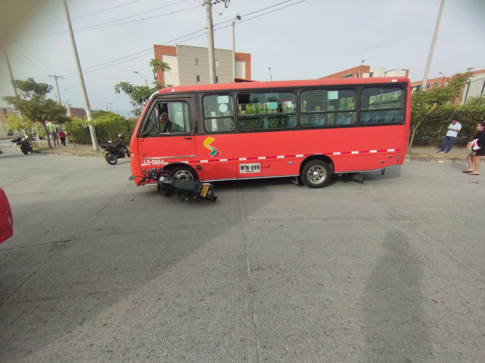 Atención: colisión entre buseta y motocicleta en la Arboleda Campestre