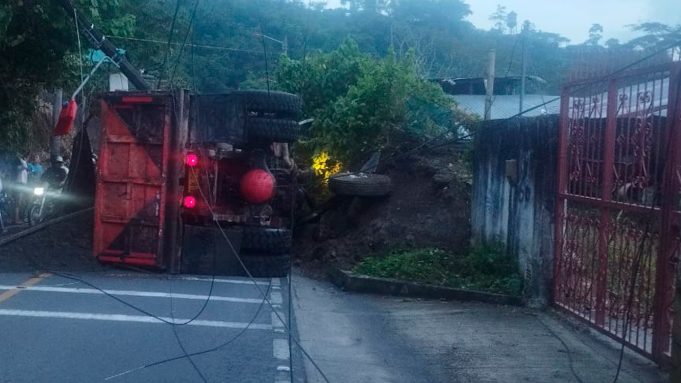 Volqueta que perdió el control terminó volcada en la vía y con un poste ...