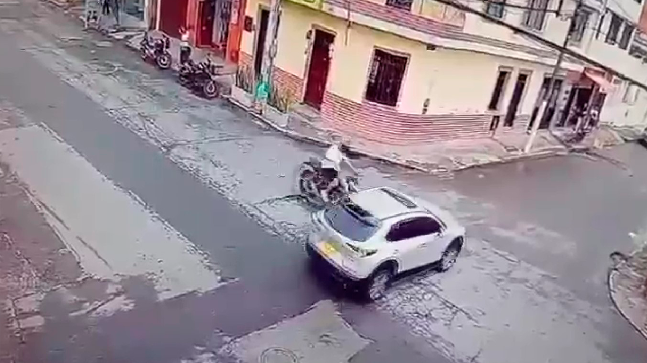Video: Camioneta Mazda lesionó a un motociclista y se dio a la fuga en ...