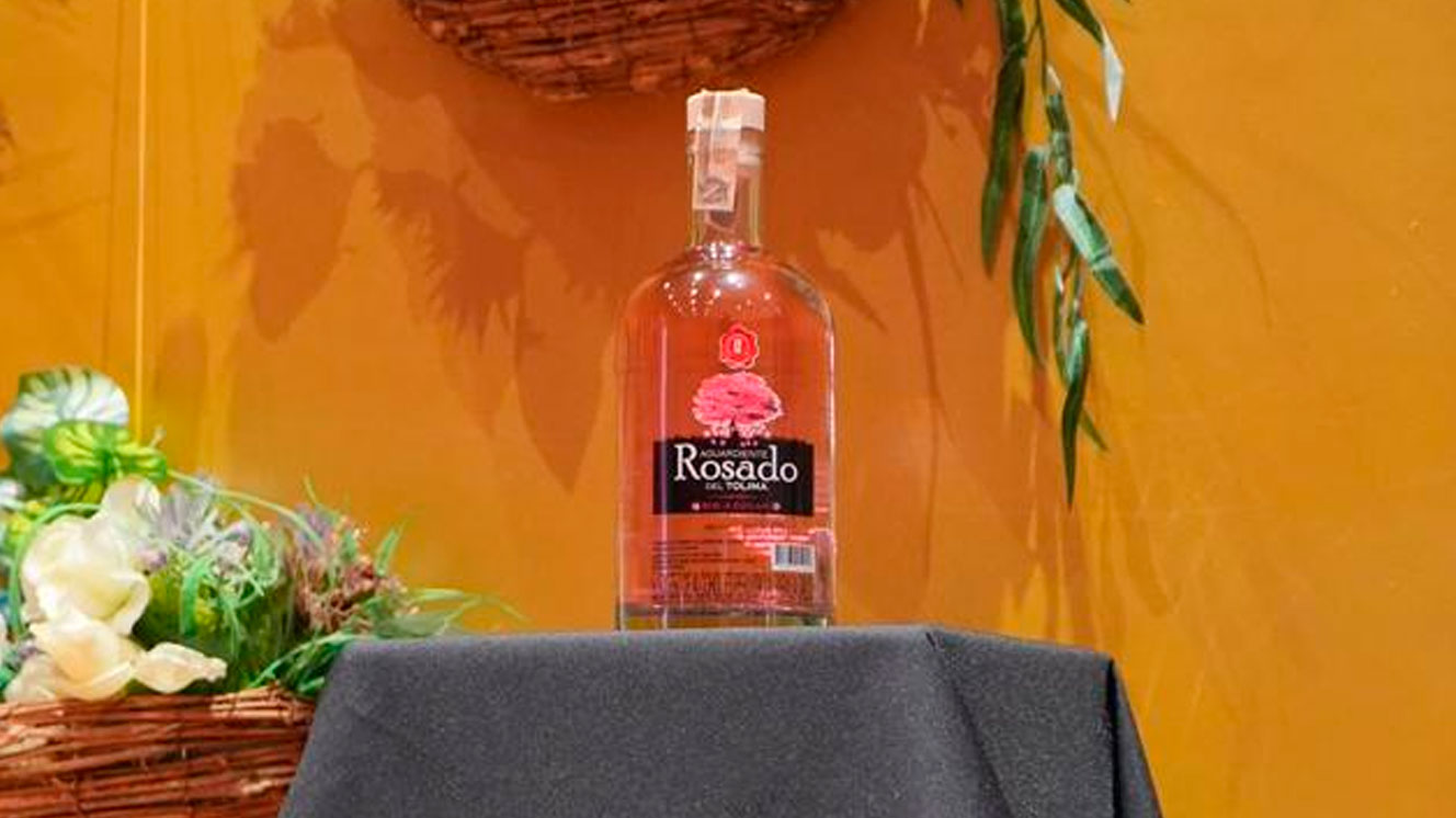 La Fábrica de Licores del Tolima lanza su nuevo Aguardiente Rosado sin ...