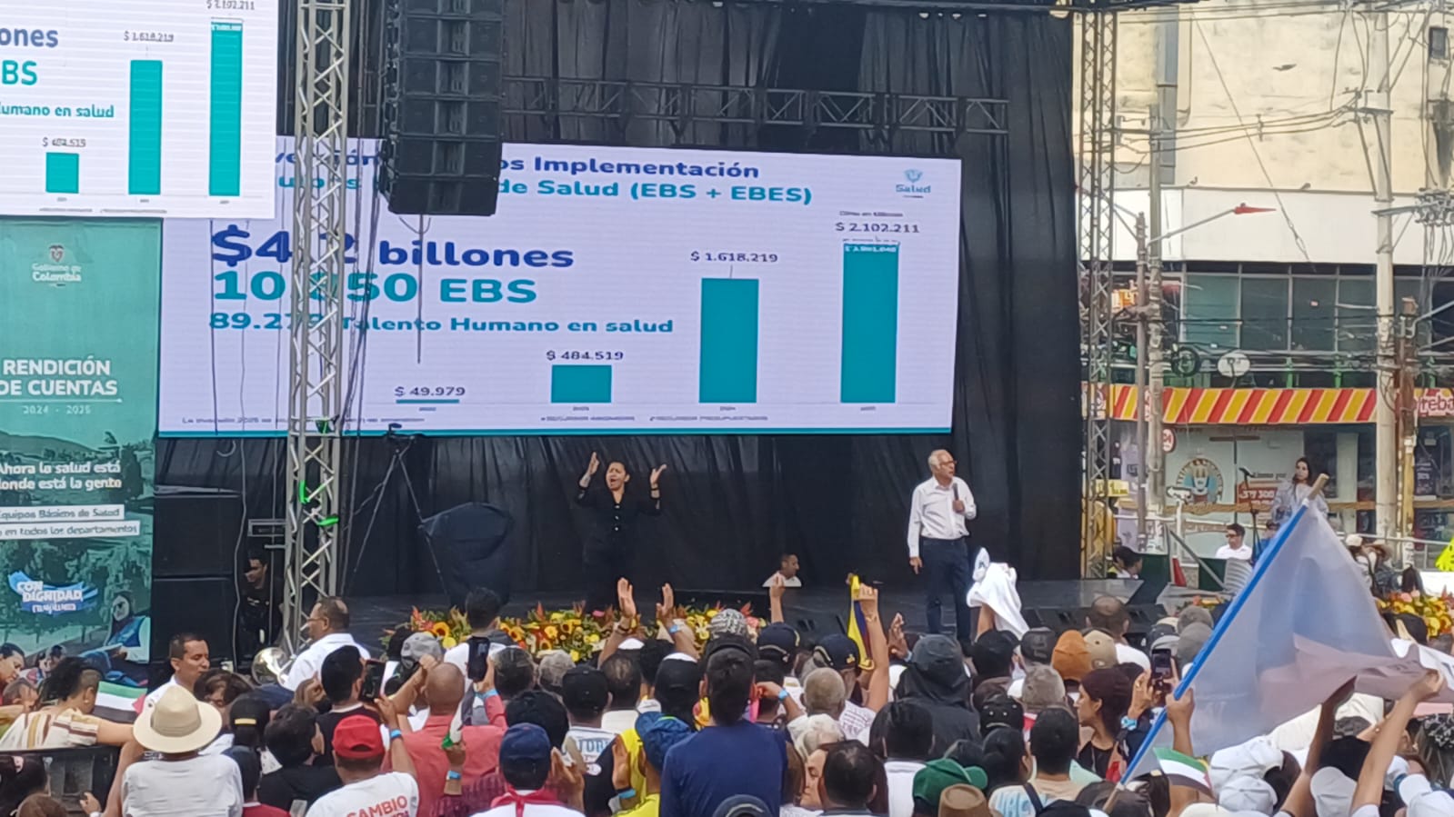 “A la mandataria del edificio que cambia de color, vamos a mostrarle ...