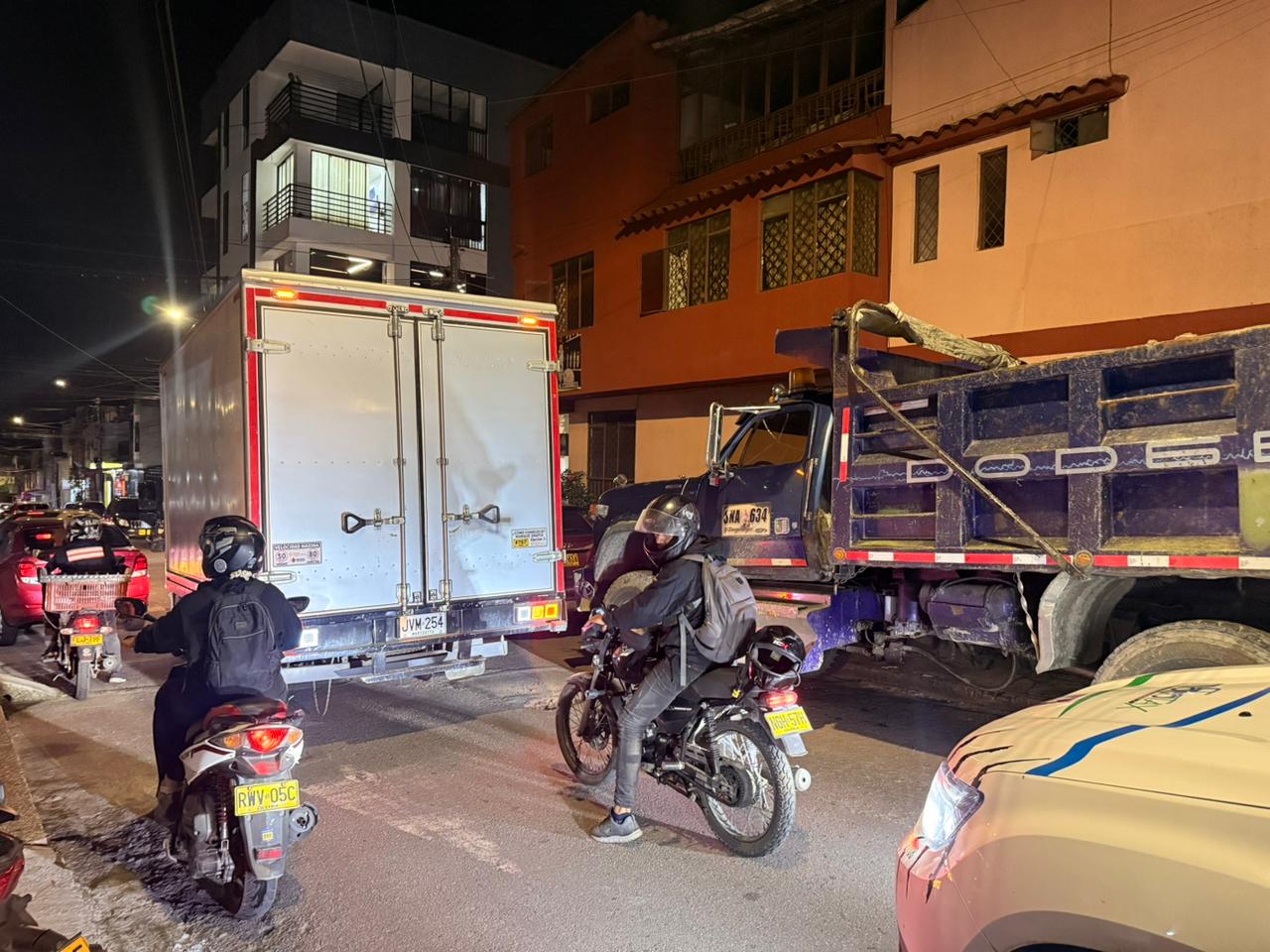 Humo, ruido y caos vial por volqueta en la calle 77 de Ibagué