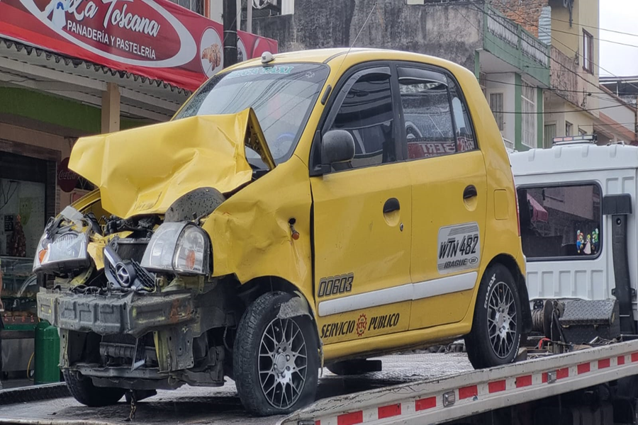 En video: el momento exacto en el que Kia Picanto colisiona con un taxi