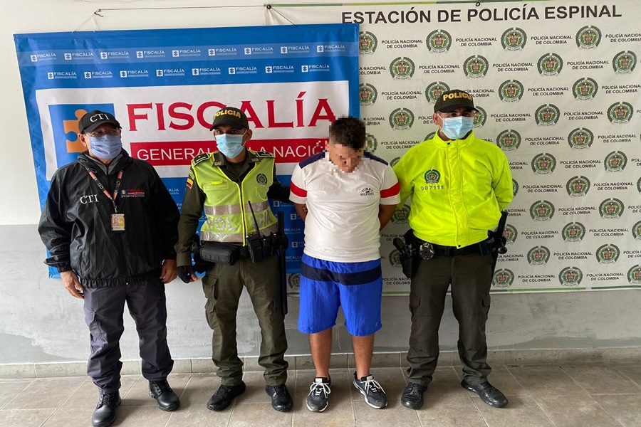 Por los delitos de homicidio y porte ilegal de armas de fuego ...