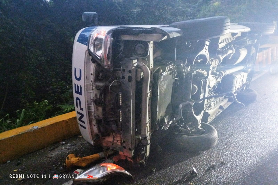 Carro del INPEC terminó volcado en plena vía