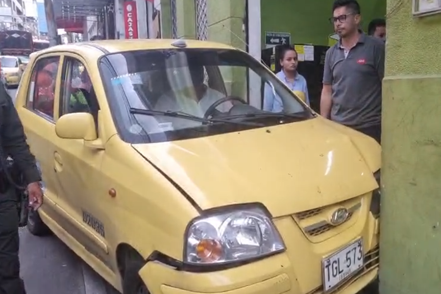 En video: taxi quedó dentro de un local en plena 15 con segunda