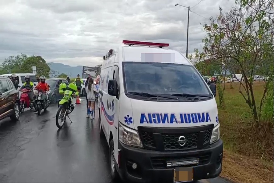Vehículo de transporte público perdió el control en la glorieta de El Rodeo